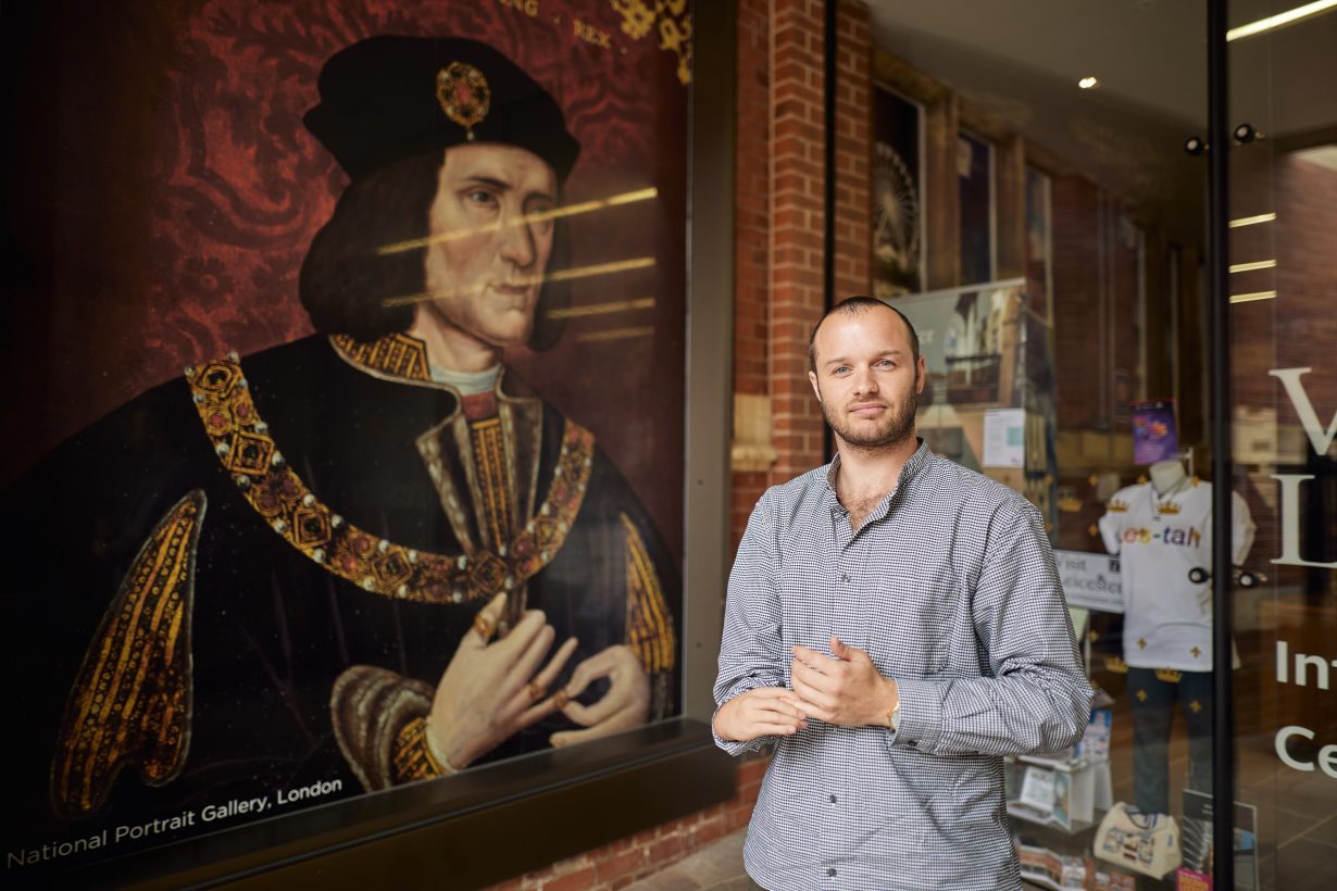 RICHARD III ROYAL SHAKESPEARE ACTOR PAYS VISIT TO LEICESTER’S VISITOR ...